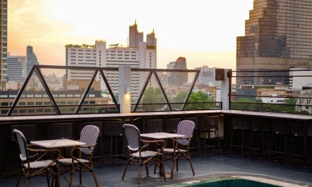 นั่งชมวิวเมือง อาหารอร่อย เครื่องดื่มมากมาย ติดรถไฟฟ้า ใจกลางเมืองย่าน ...